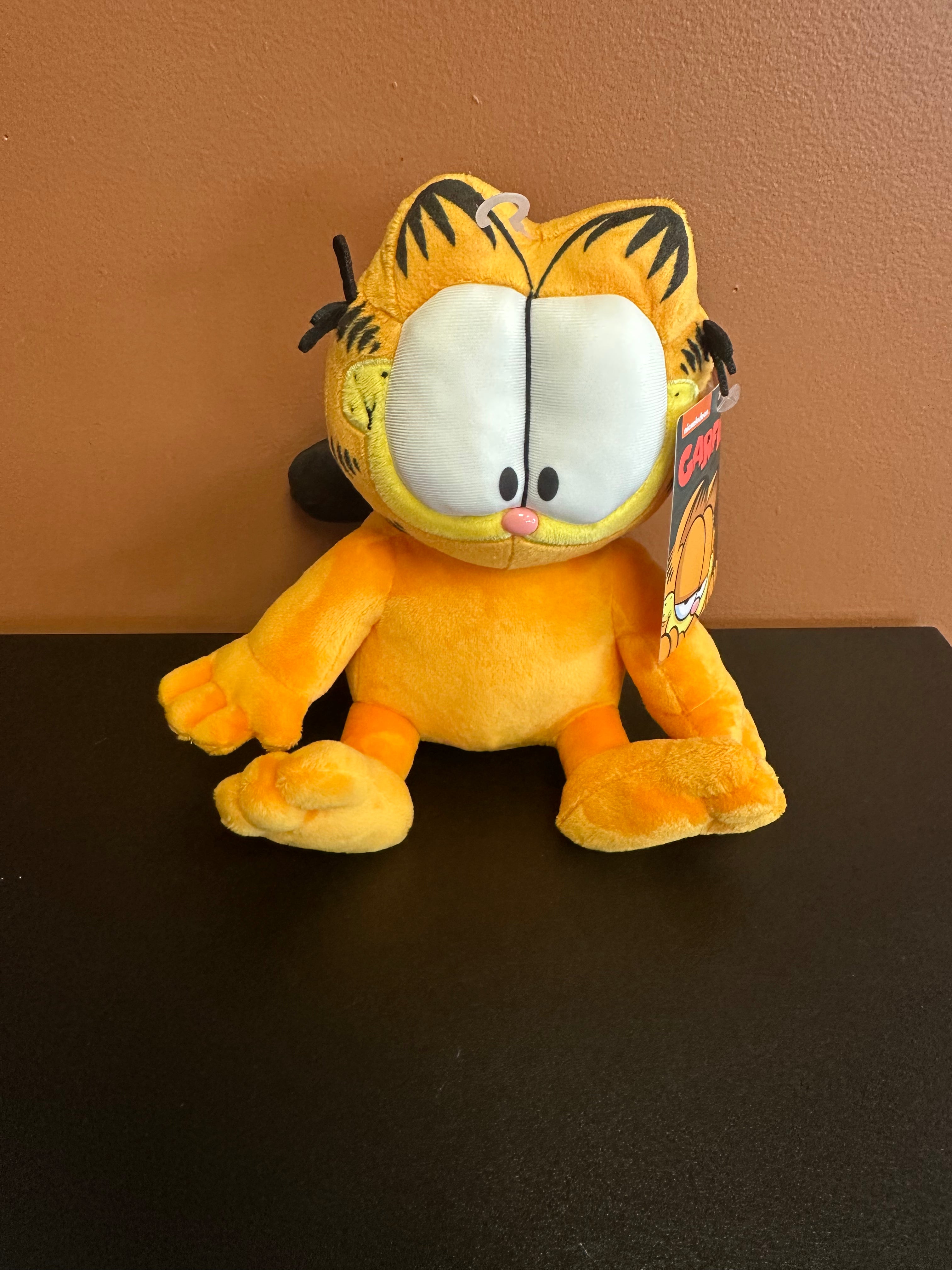 PHUNNY KIDROBOT GARFIELD SITTING 7.5” PLUSH – Hitchhiker Toys